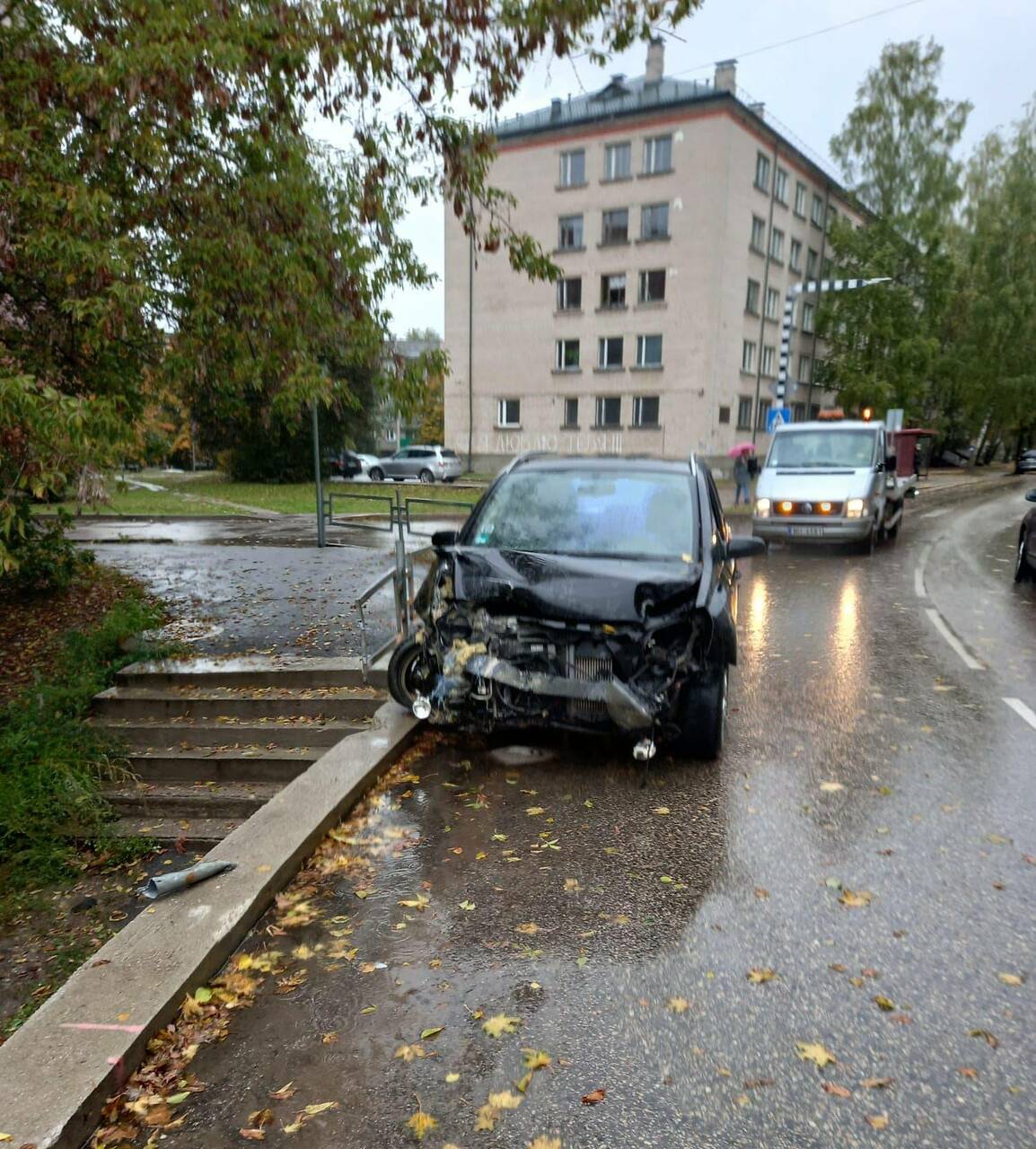Фотофакт: «Опель» врезался в стену жилого дома на ул. Шаура