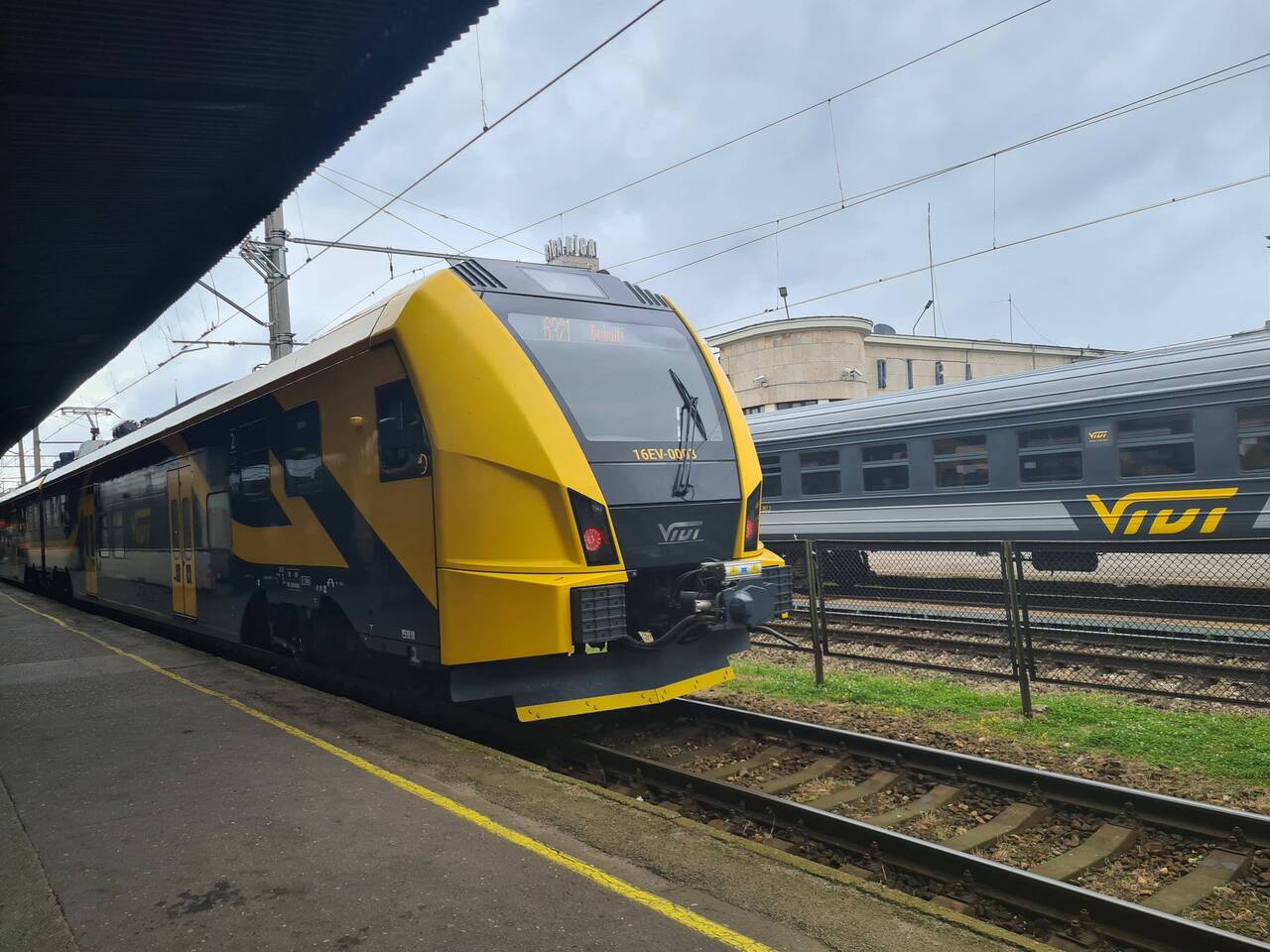 Полиция Латвии ищет вандала, разрисовавшего поезд за 8 миллионов евро